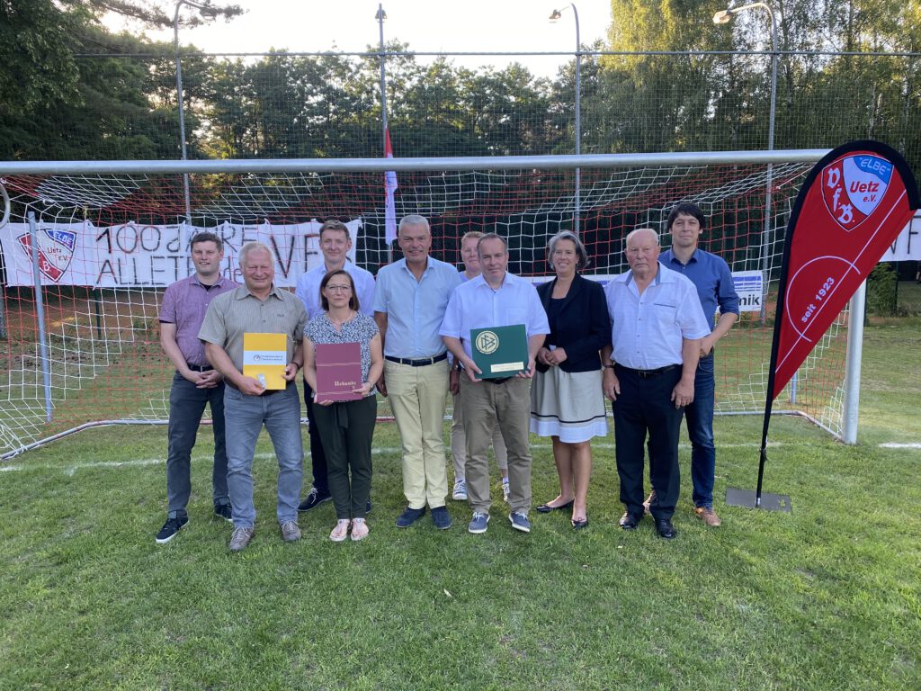 VfB "Elbe Uetz nun ein "Fußball-Dino" - KFV Fußball Altmark-Ost